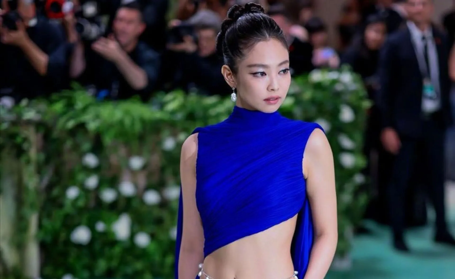 Jennie Kim's personalized Alaïa ensemble for the 2024 Met Gala required 200 hours to create ...